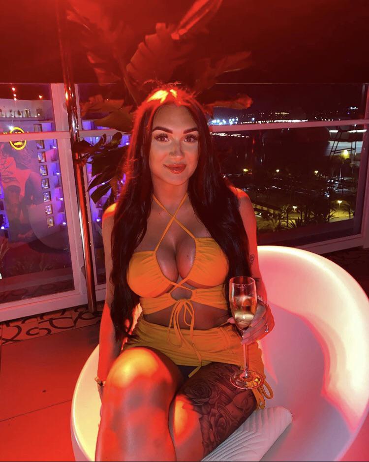 Rachel and her oiled up body | Scrolller