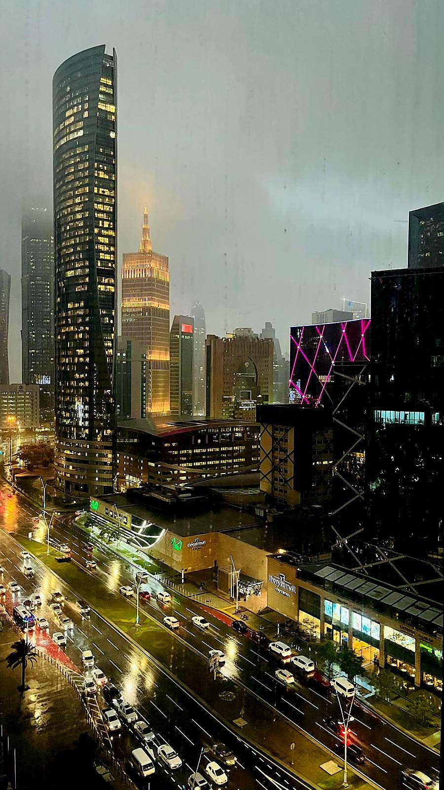 Rainy night in Doha | Scrolller