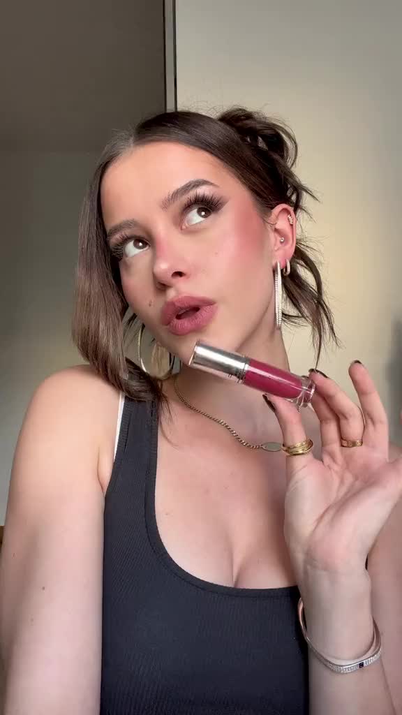 Red lip hottie | Scrolller