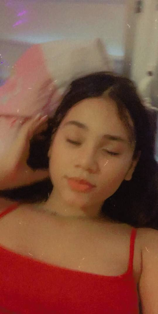 Rubbing one out to her favourite fantasy. | Scrolller