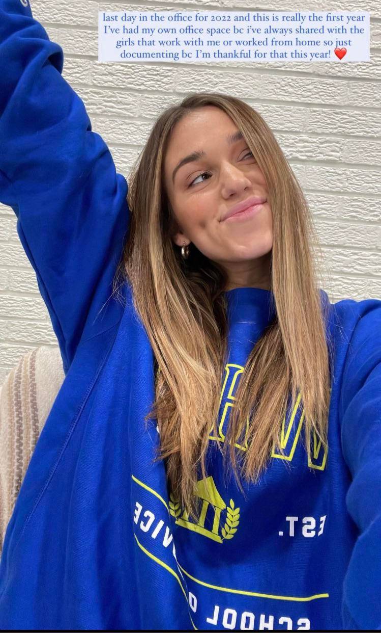 Sadie Robertson Scrolller