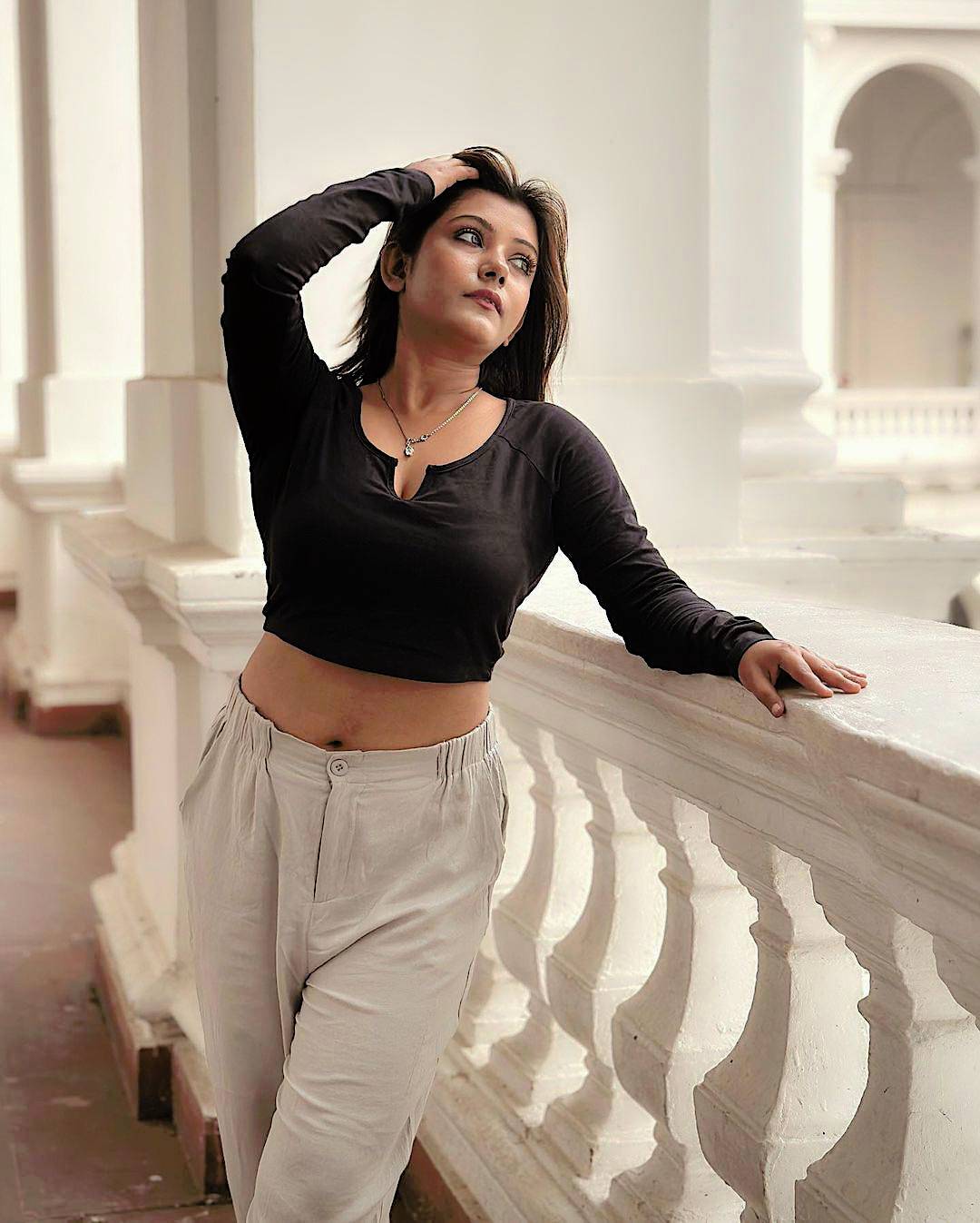 Saheli Debray navel in black crop top | Scrolller