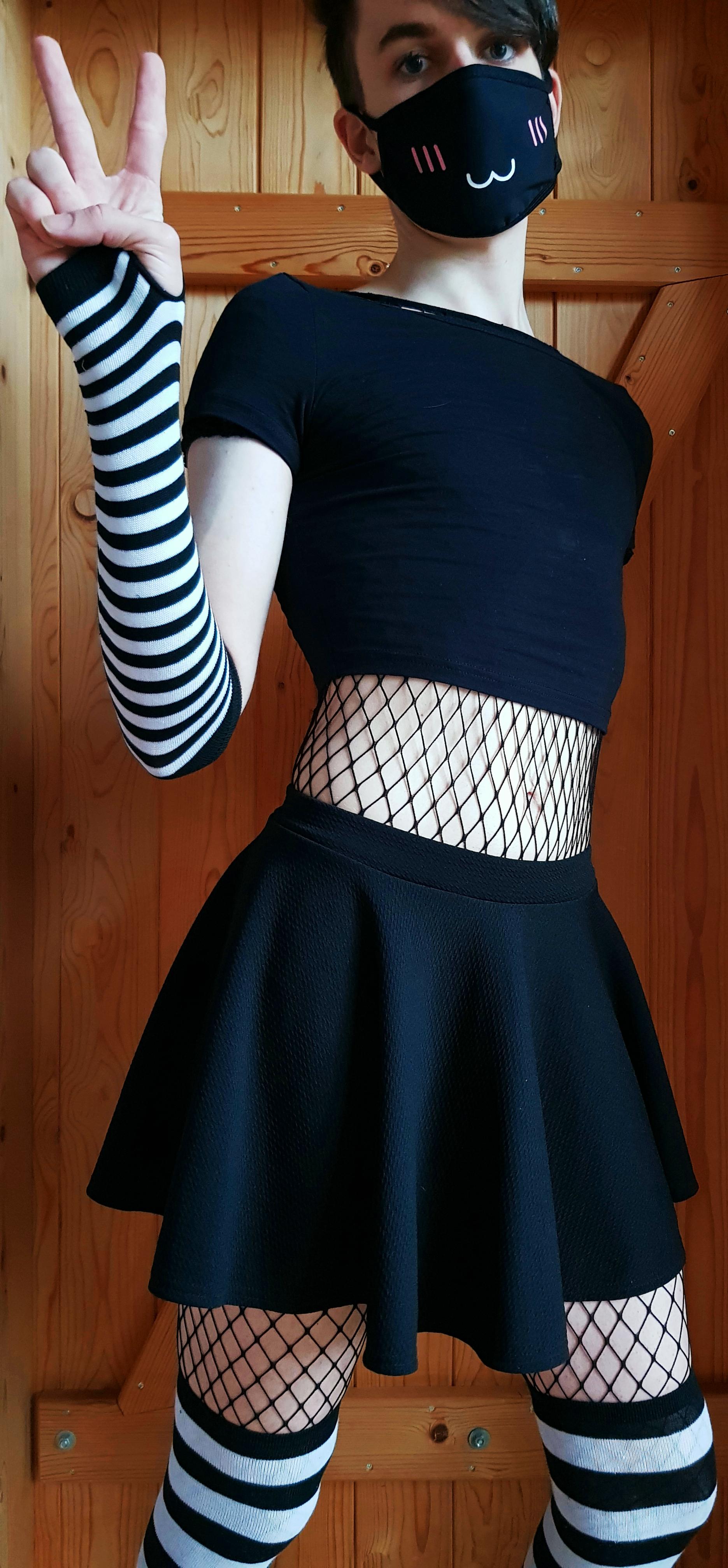 Say hi please :3 | Scrolller