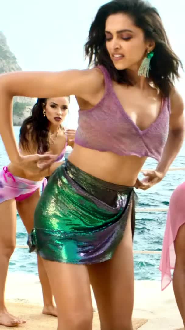 Sexy Dance Moves of Cumdevi Deepika Padukone!🔥🔥 | Scrolller