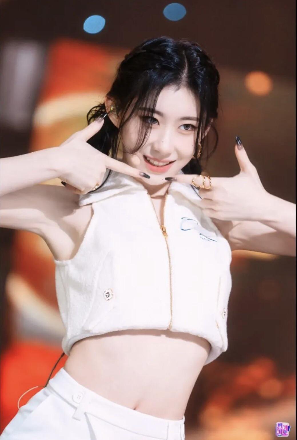 She is soo fuckable | Scrolller