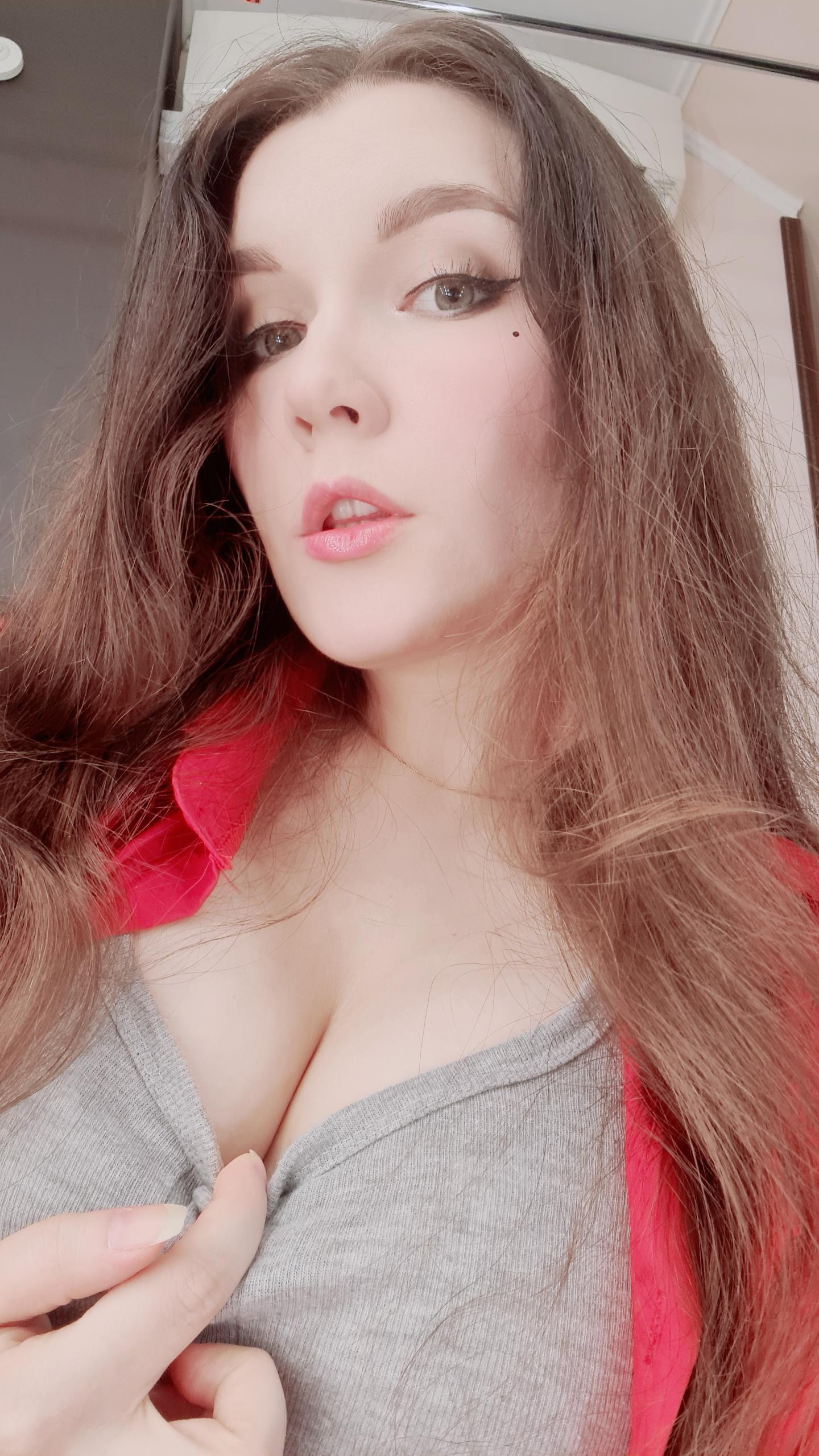 she's teasing us🤤 | Scrolller