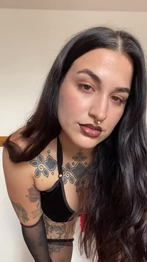 Shiny Domme looking for a submissive who can take it. | Scrolller