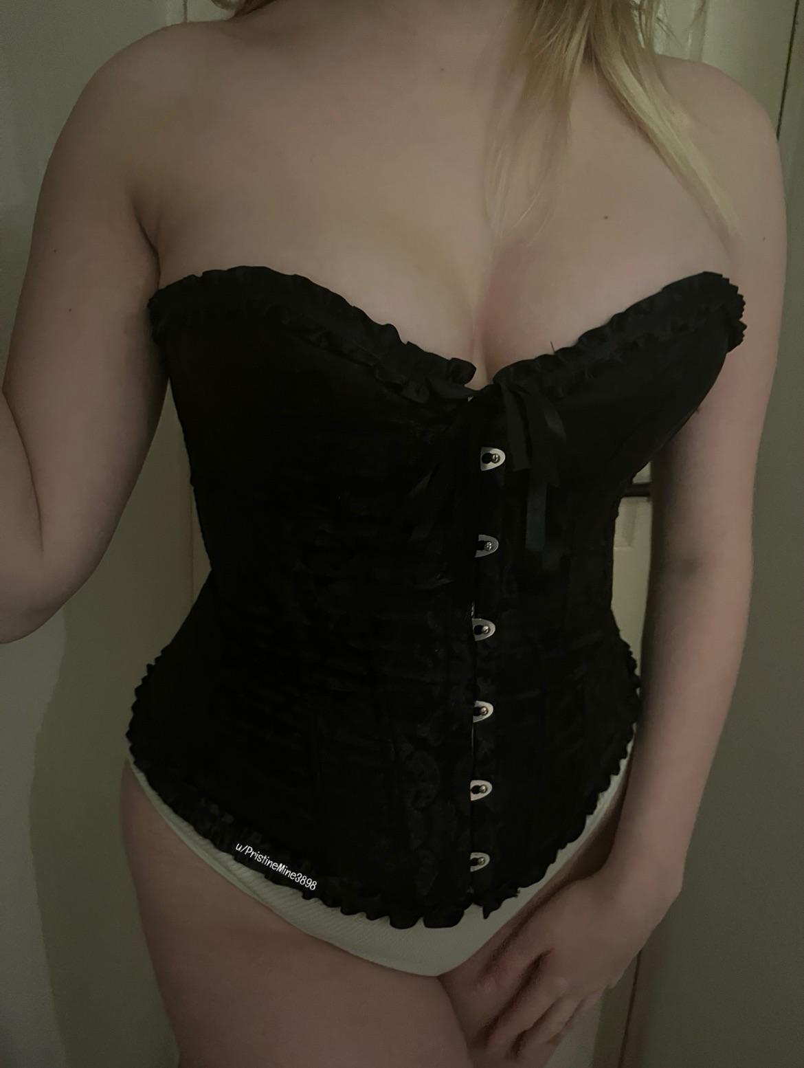 Should I wear corsets more? | Scrolller