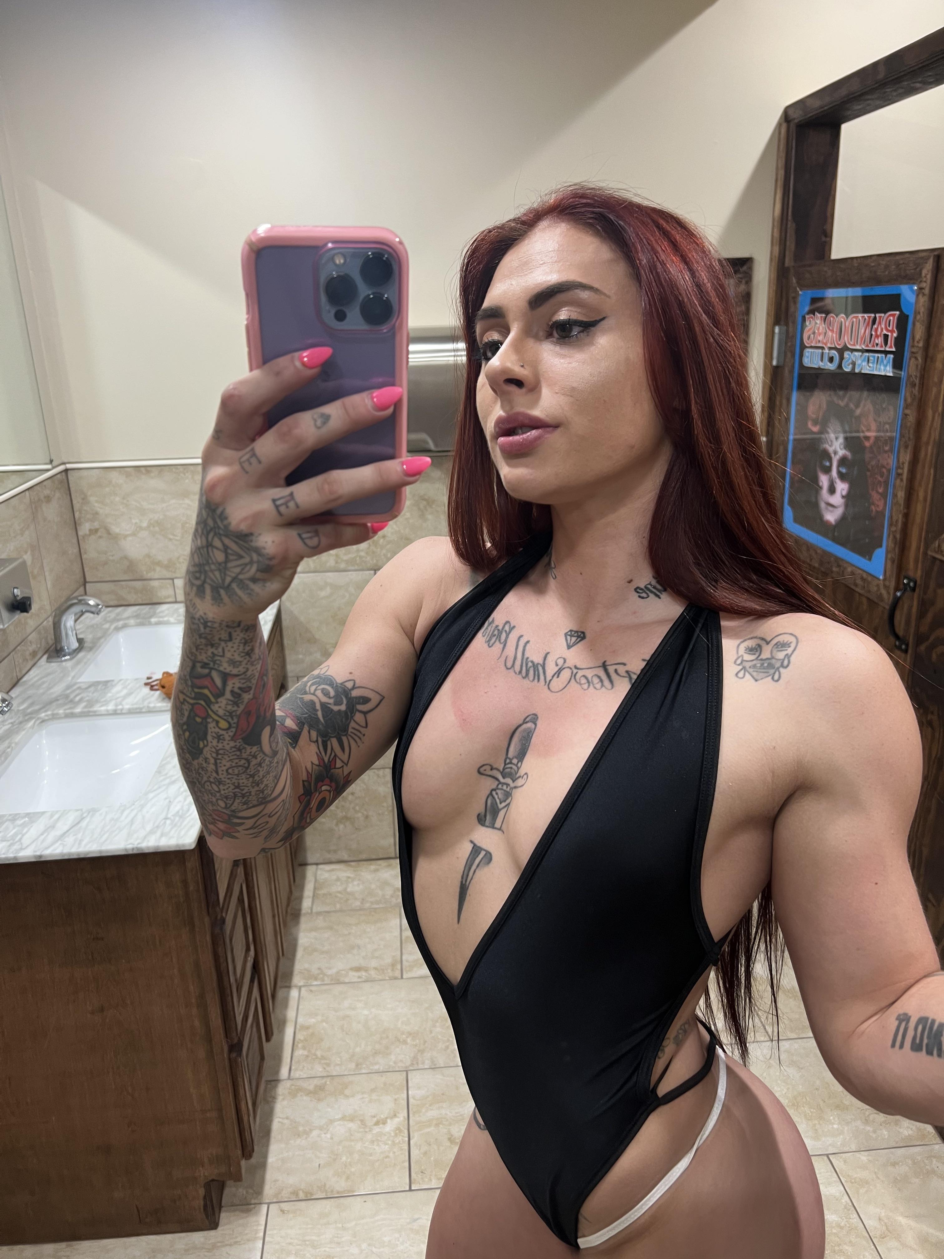 Shoulders poppin | Scrolller