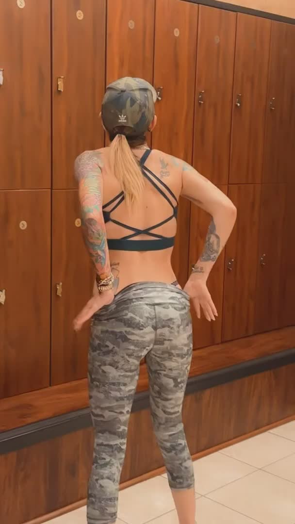 Showed off my ass in the girls locker room 😘 | Scrolller