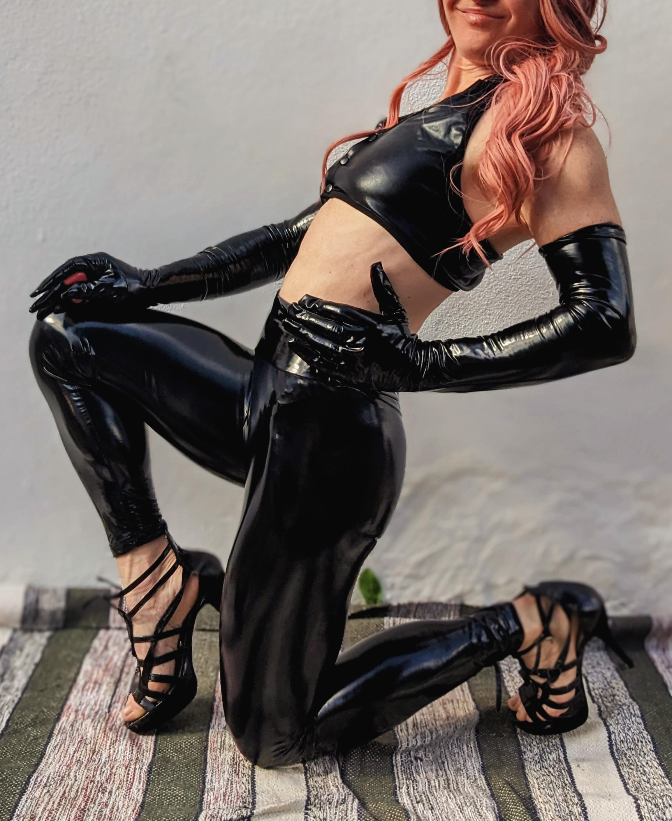 Sit on my knee | Scrolller