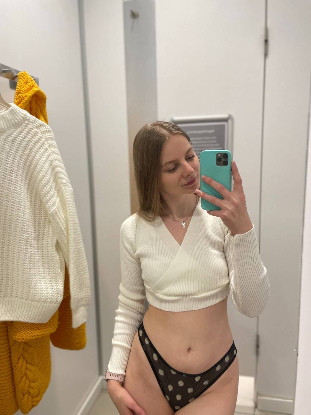 Small tease in changing room | Scrolller