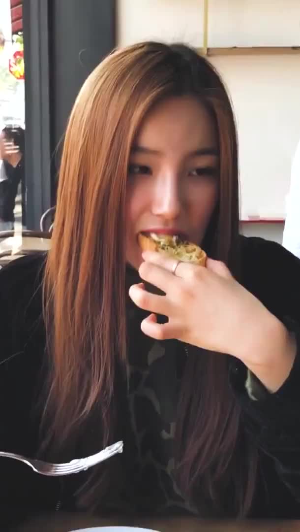 Sohee eating | Scrolller
