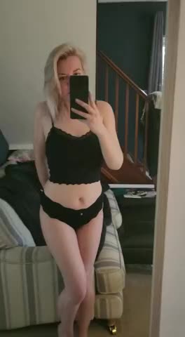 Something cute 😜🖤[f][32] | Scrolller