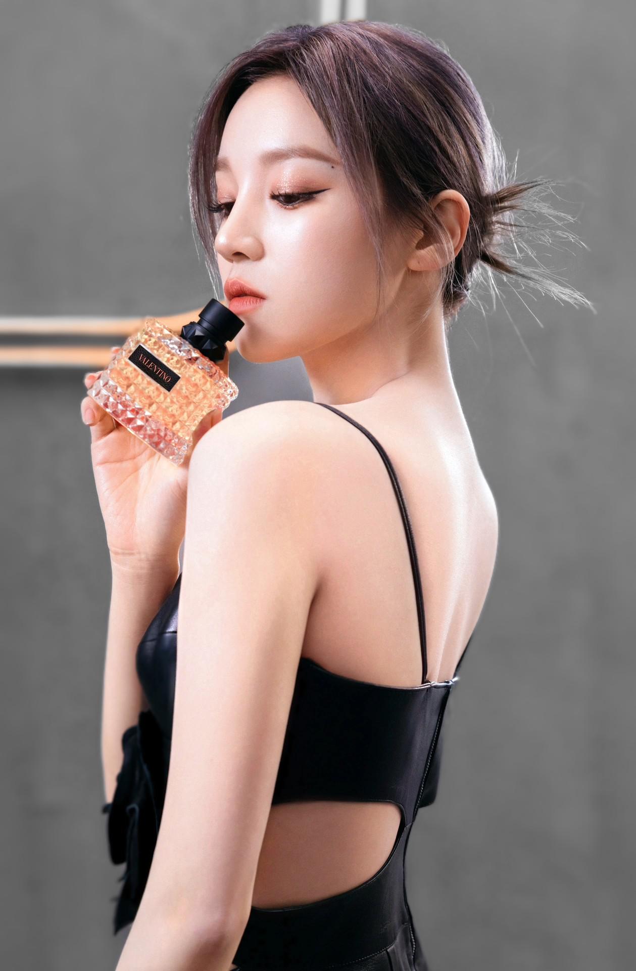 Song Yu Qi | Scrolller