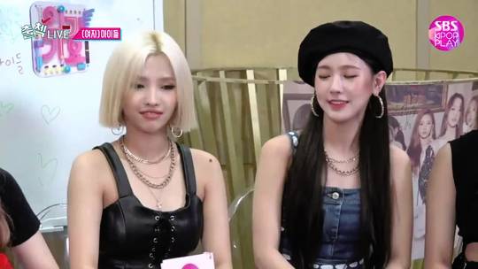 Soyeon and Miyeon's Failed Hi Five | Scrolller