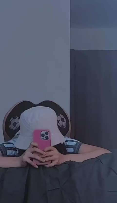 Spanks or eat it? | Scrolller