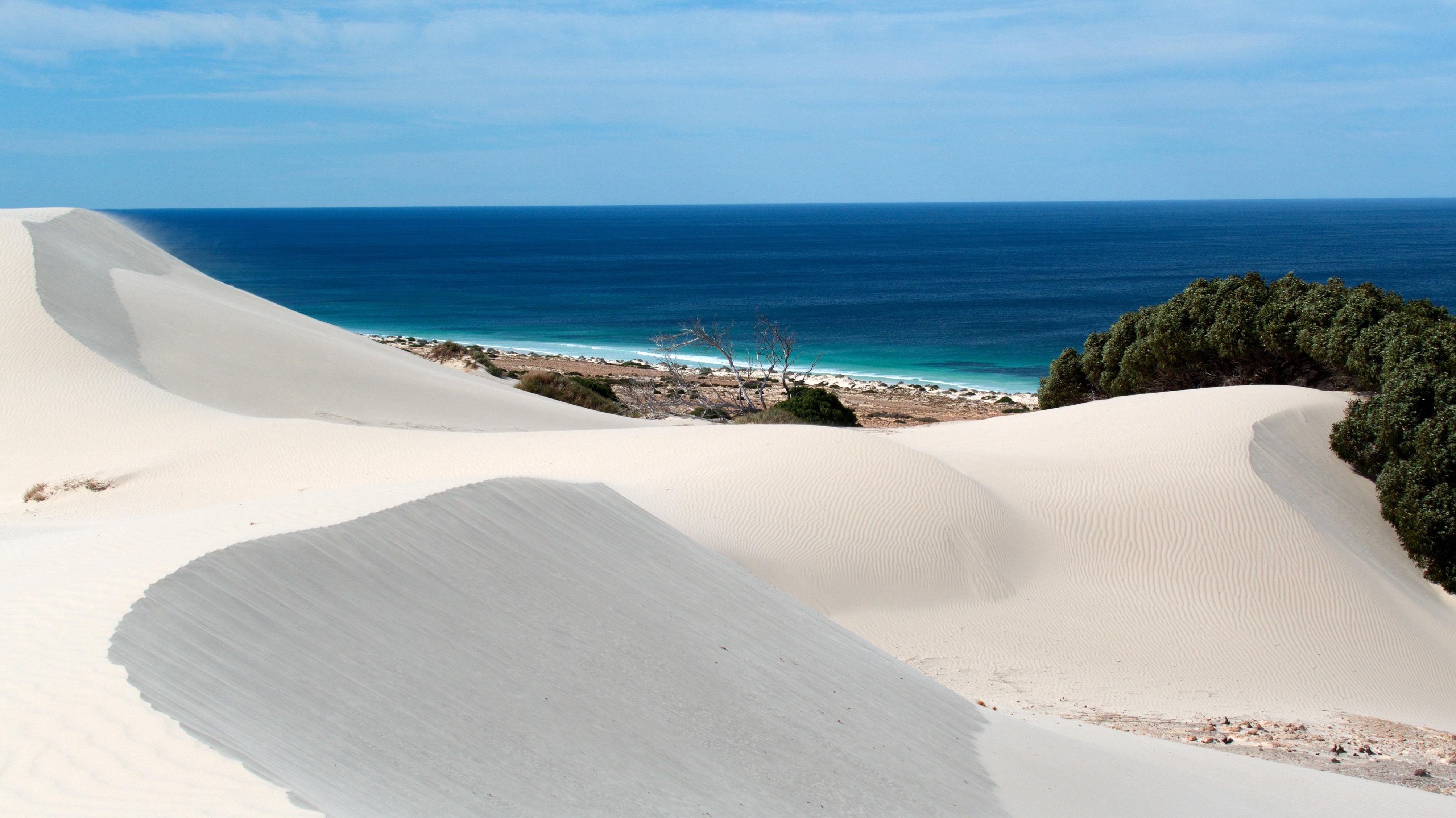 Spectacular coastal sand dunes on Wilson Bluff at Nullarbor, Western Australia [4016x2256 ...