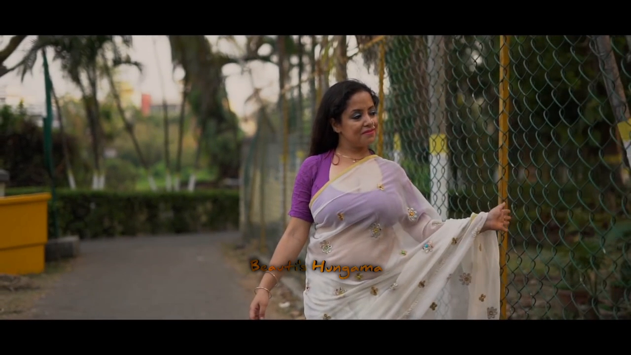 Aunty Hot Backless saree blouse | Scrolller