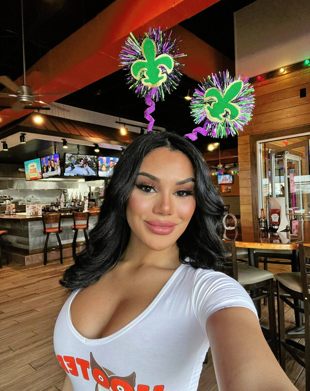 Stunning waitress | Scrolller