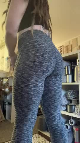 Taking a lil break to bend and jiggle 🥰 touch my toes and shake it for you | Scrolller