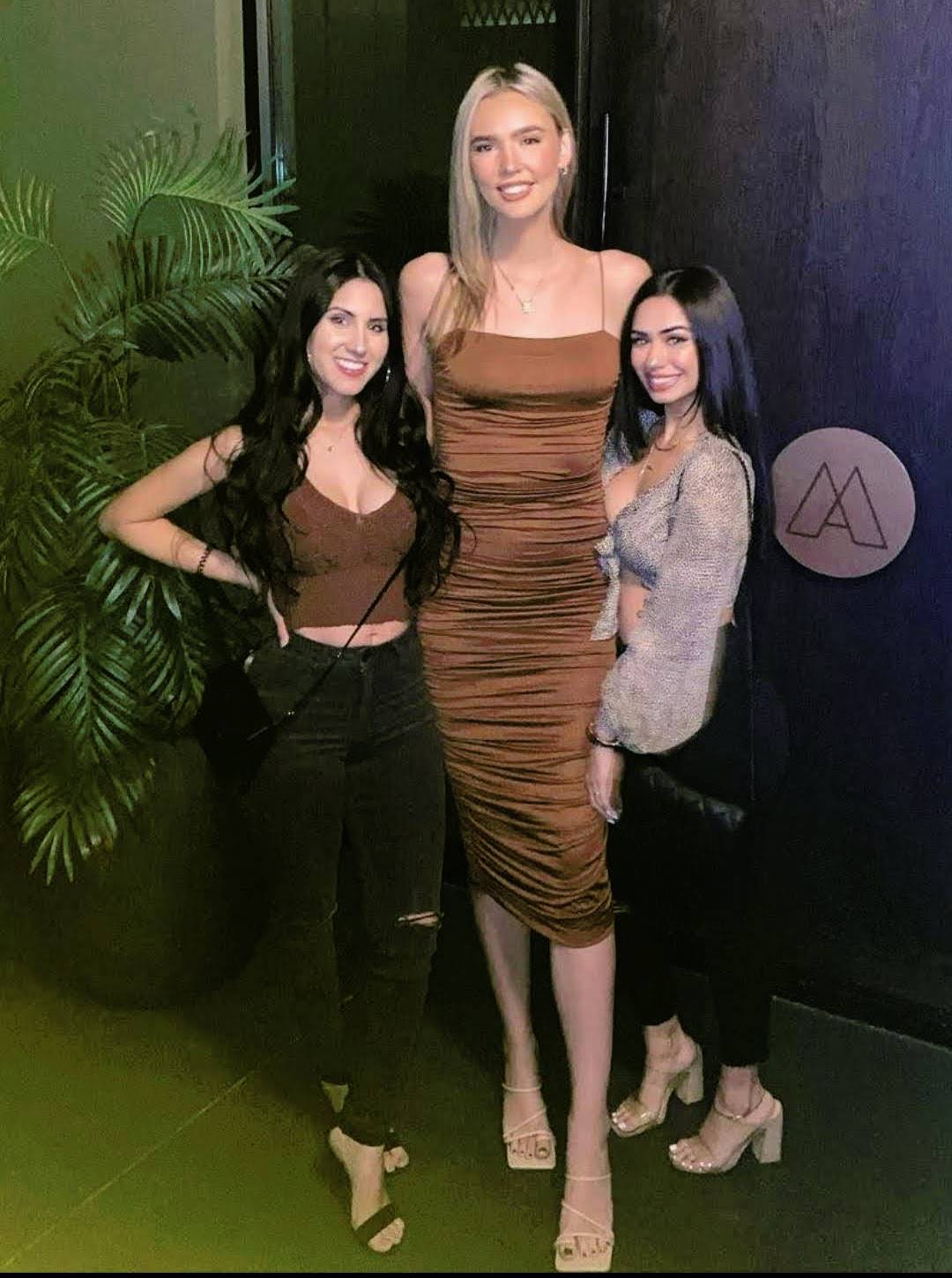 Tall hottie | Scrolller