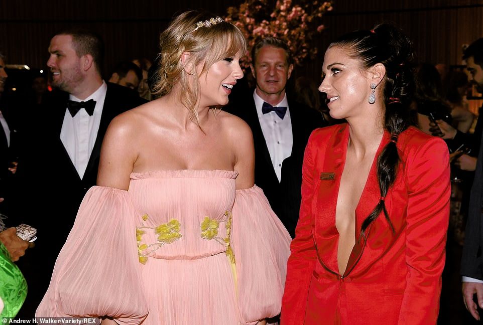 Taylor Swift - two beauties | Scrolller