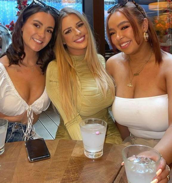 The girl on the left has no chance | Scrolller