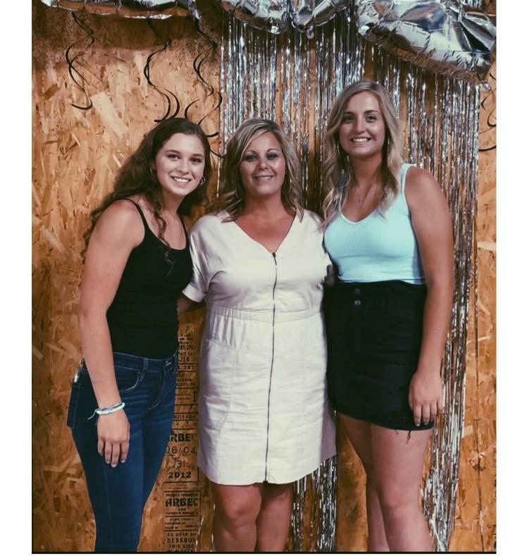 The Mom Or One Of The Daughters Scrolller