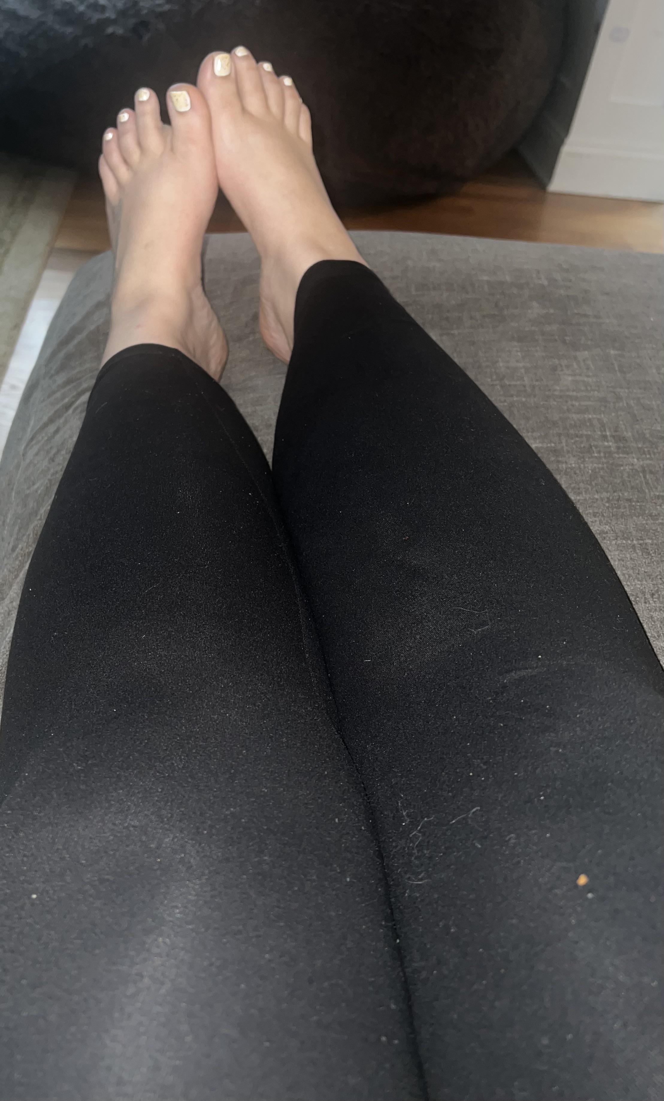 Thick thighs long legs and perfect toes. Do you want me ? | Scrolller