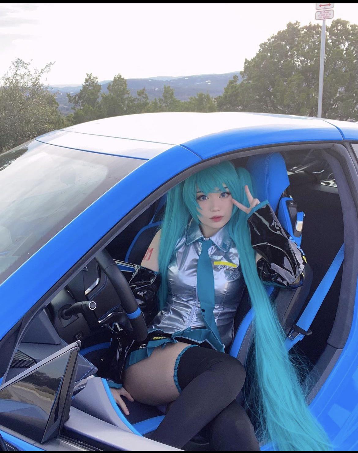 Think you can kinda see up her skirt a lil | Scrolller