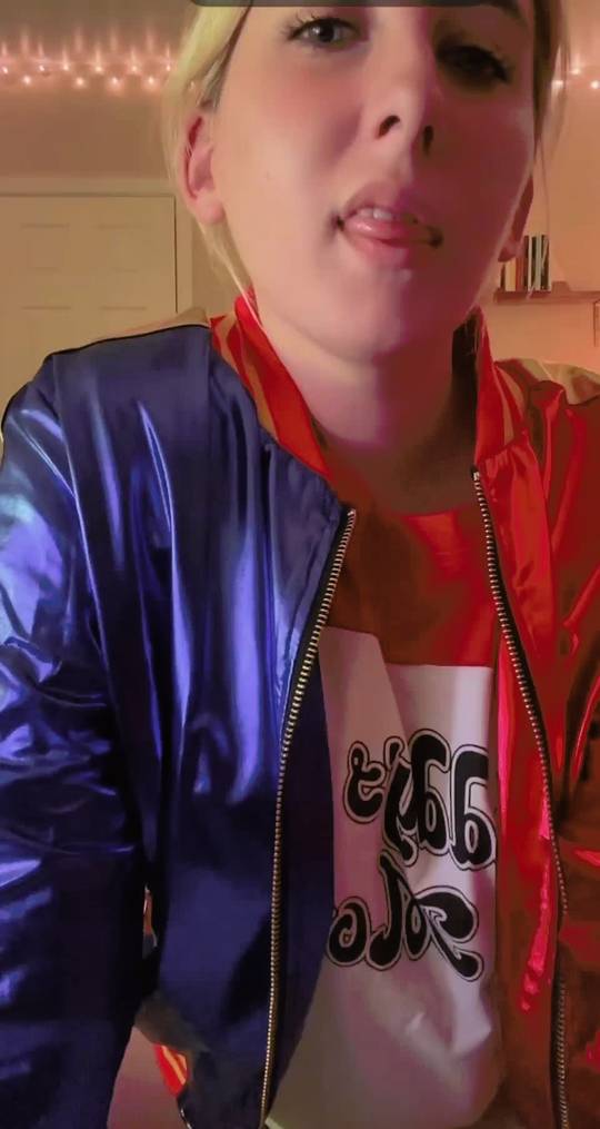 this is what Im hiding under my dress ;) | Scrolller