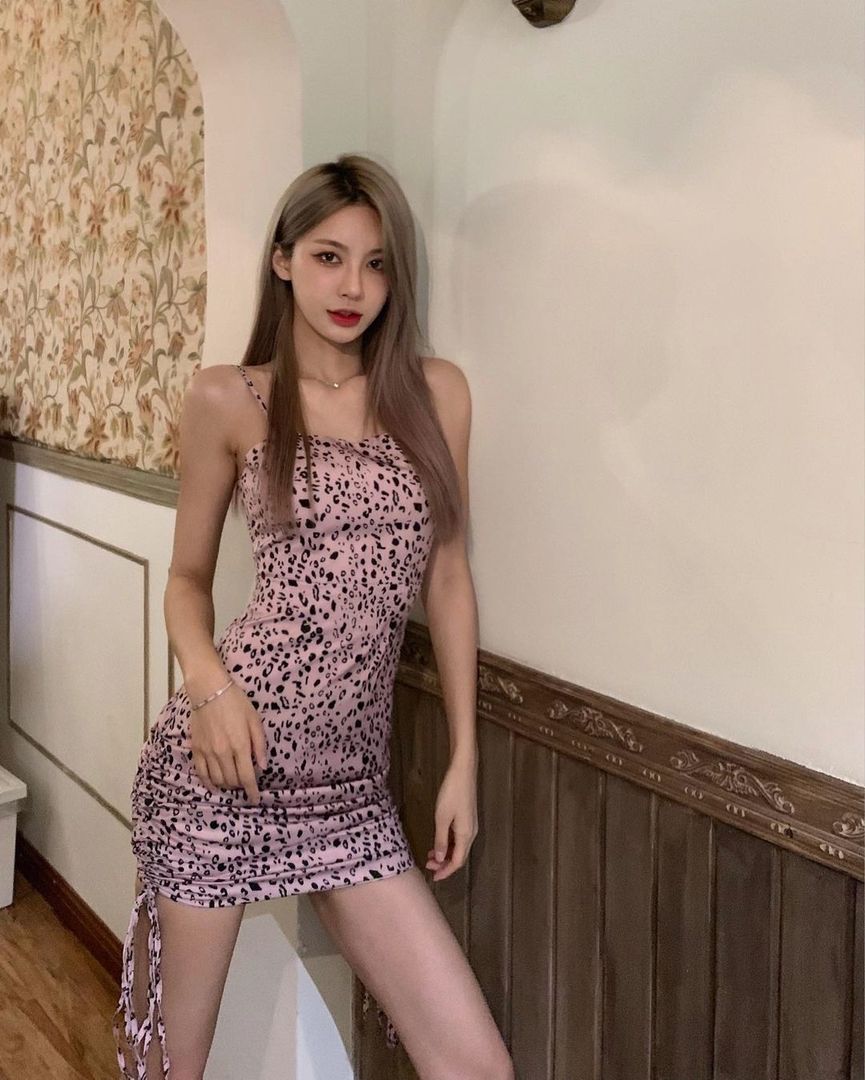 Tight leopard print dress | Scrolller