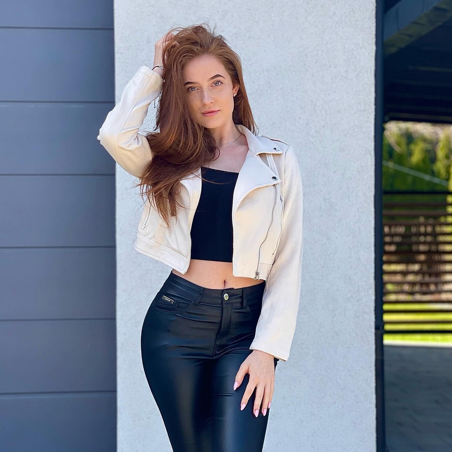 Tight pants | Scrolller