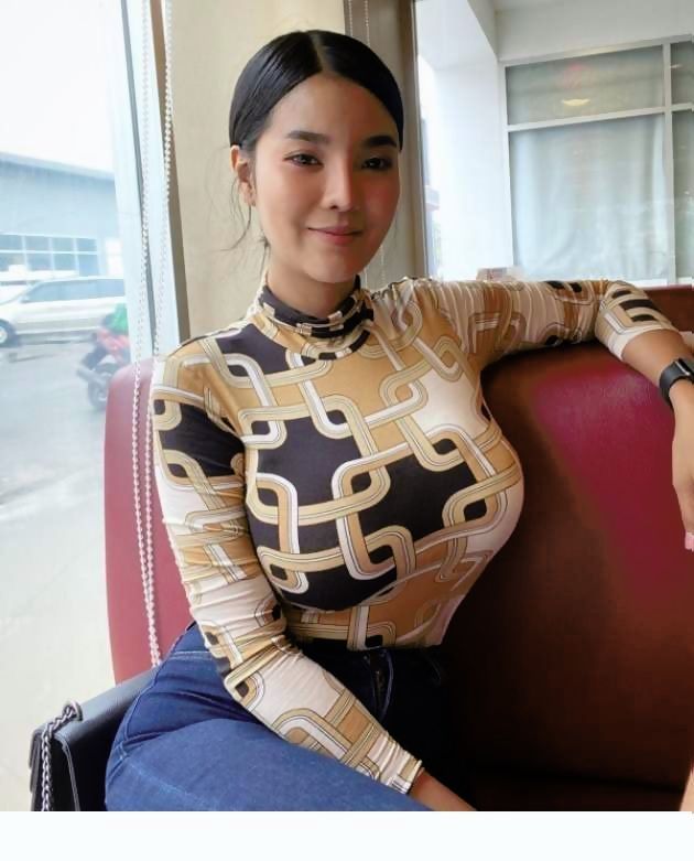 Too Busty to hide these assets | Scrolller