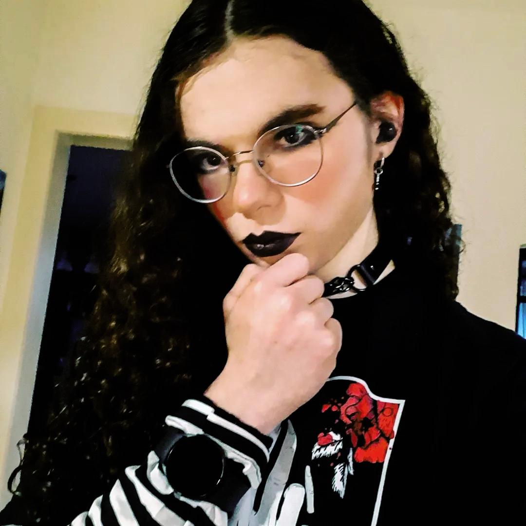 Tried out some goth makeup.. | Scrolller