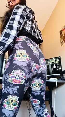 Twerking and jiggling all over the place! | Scrolller