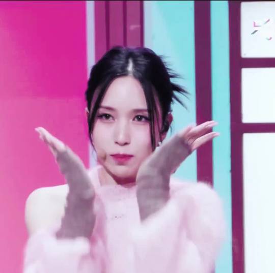 TWICE - Mina | Scrolller