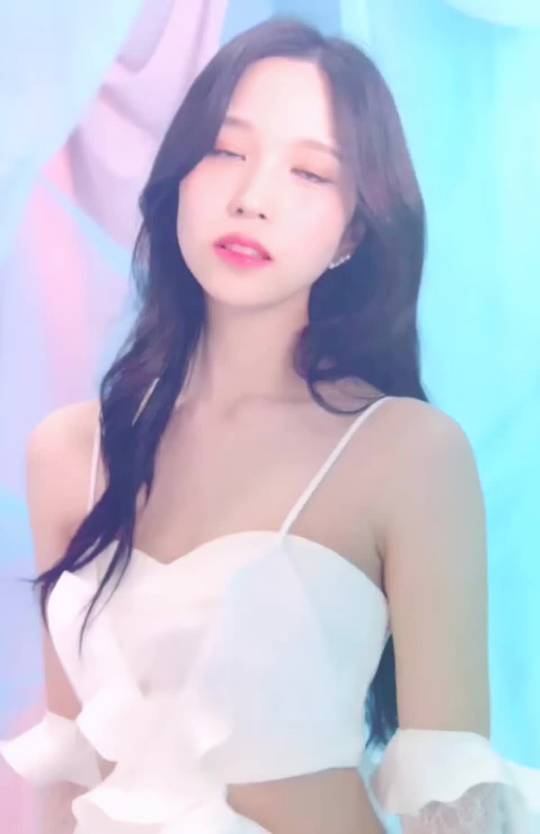 TWICE - Mina | Scrolller