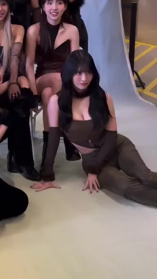 TWICE - Momo | Scrolller