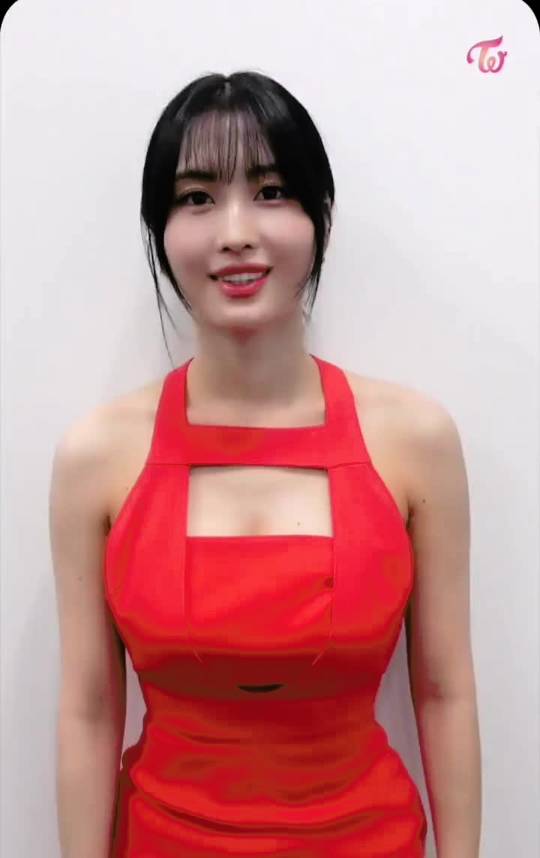 TWICE - Momo | Scrolller