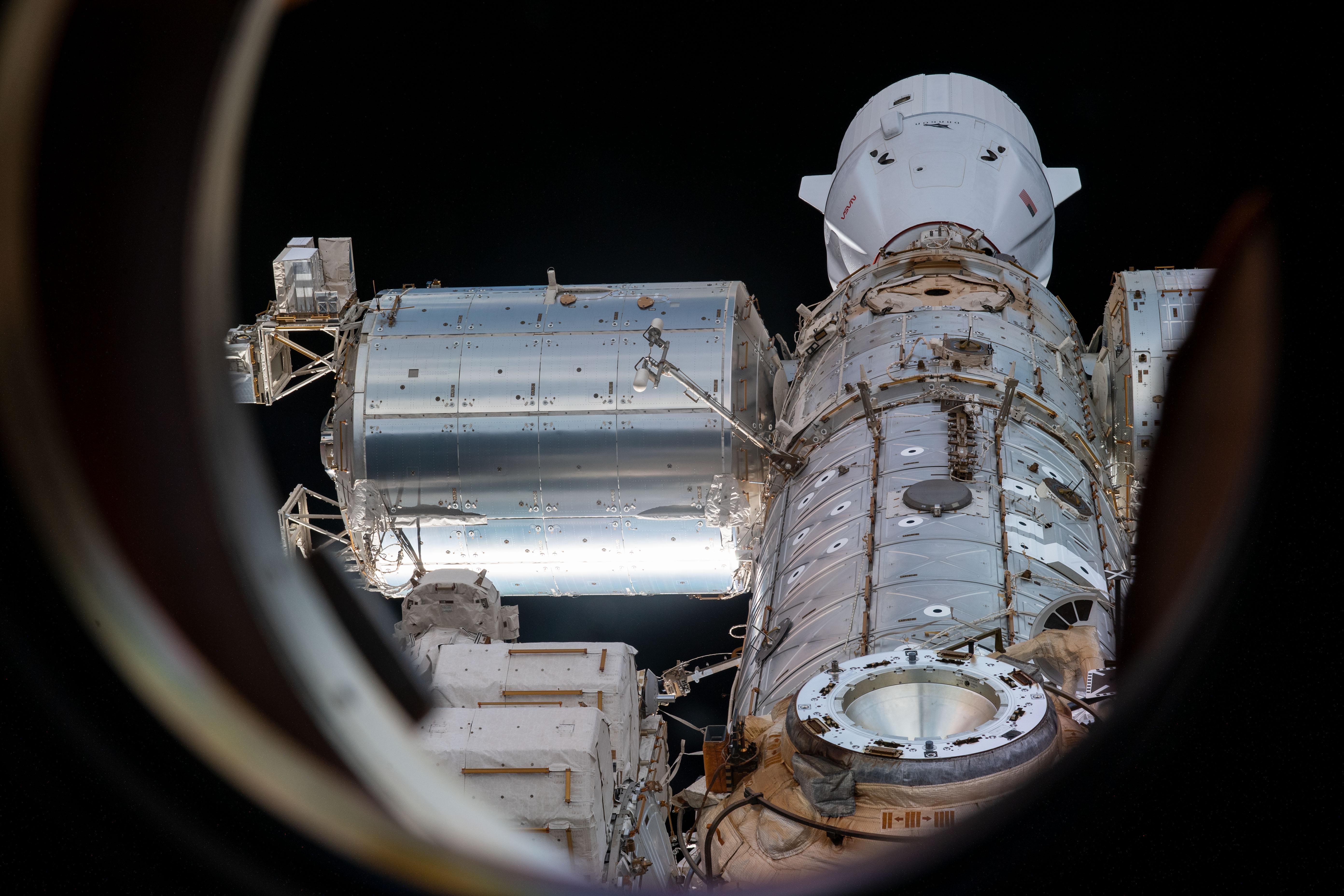 View of the station with the SpaceX Dragon cargo ship docked, 2 August 2022 [5568 x 3712 ...