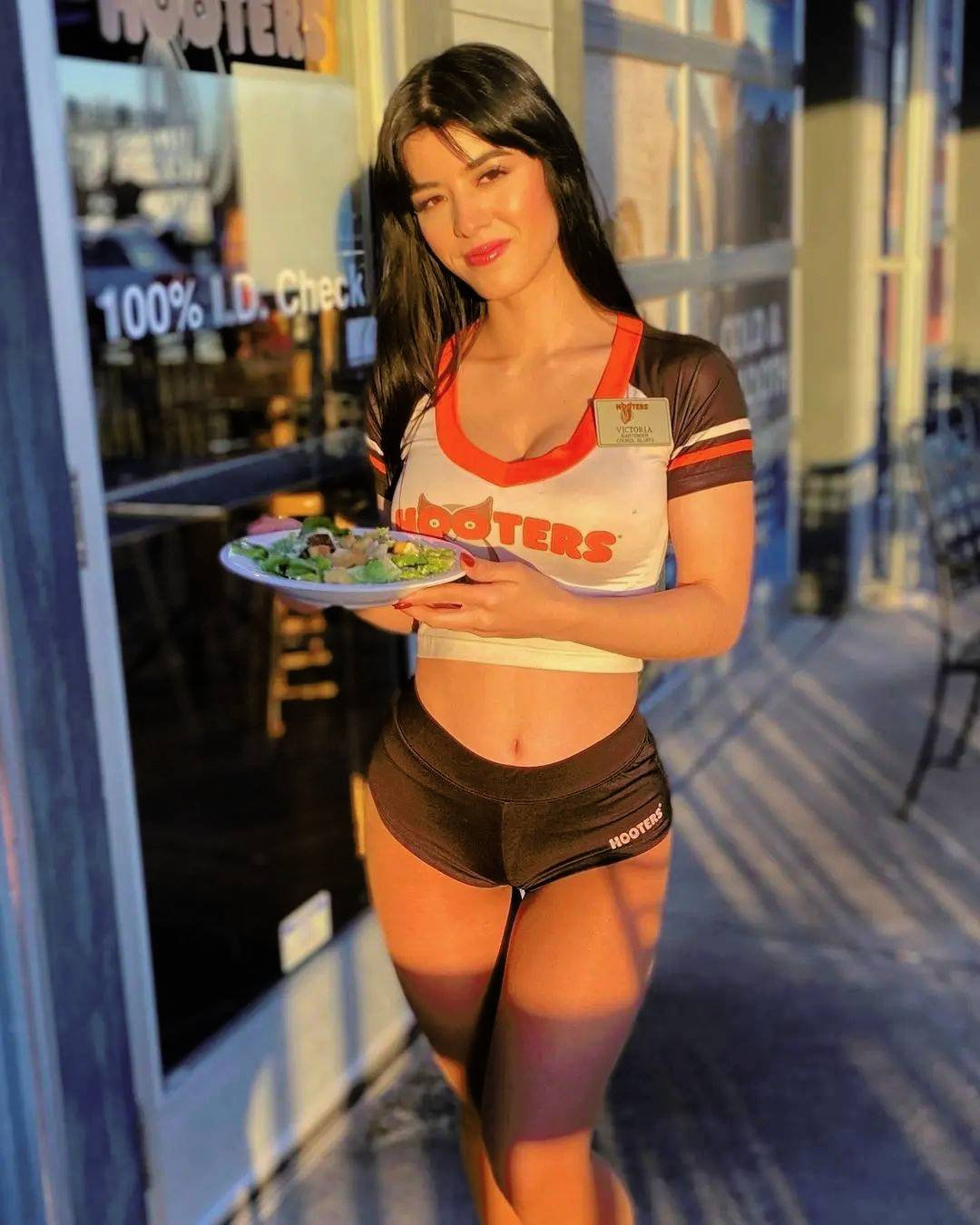 waitress victoria | Scrolller