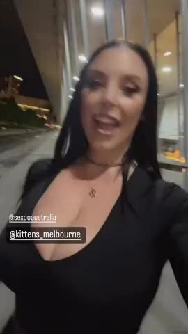 Walking in Melbourne | Scrolller