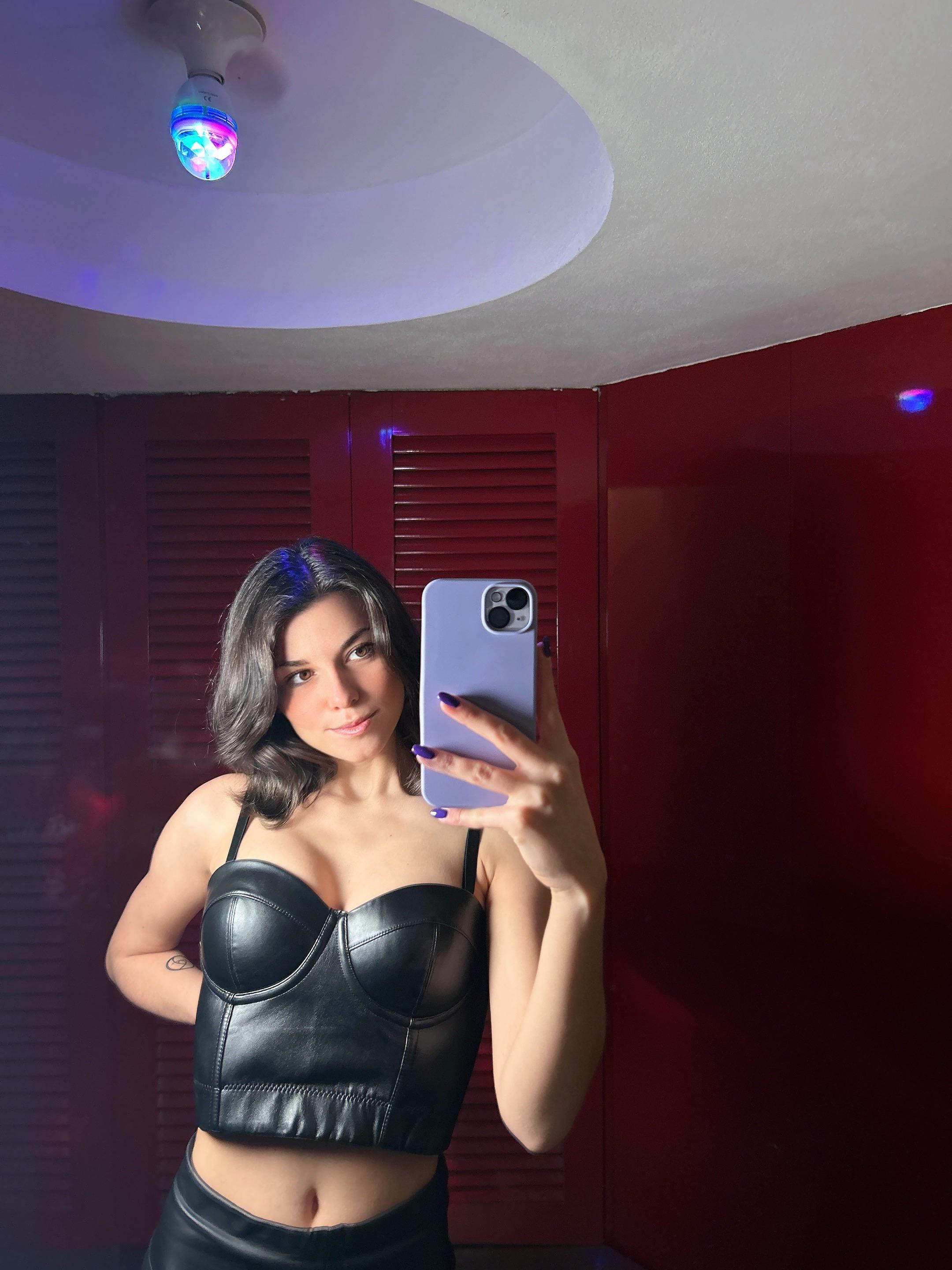 Wanna lick my bellybutton? 😏 (f23) | Scrolller