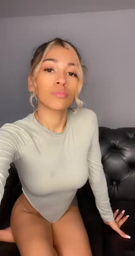 Booty Clapping | Scrolller