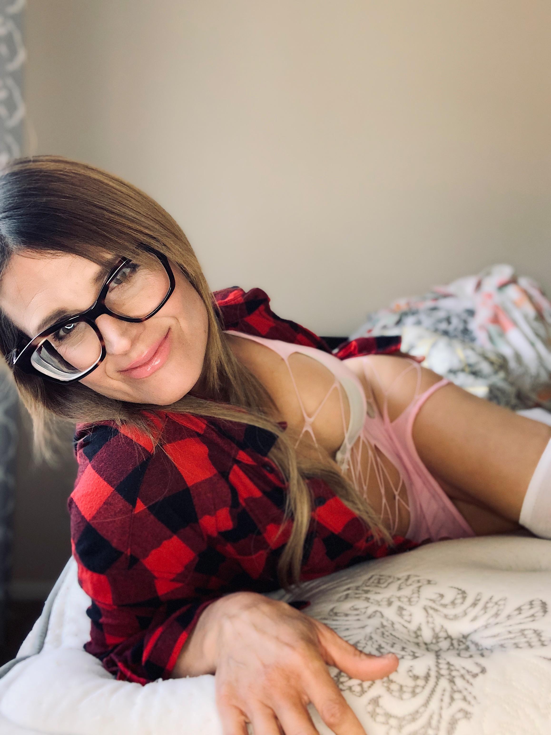 Weak in the knees | Scrolller