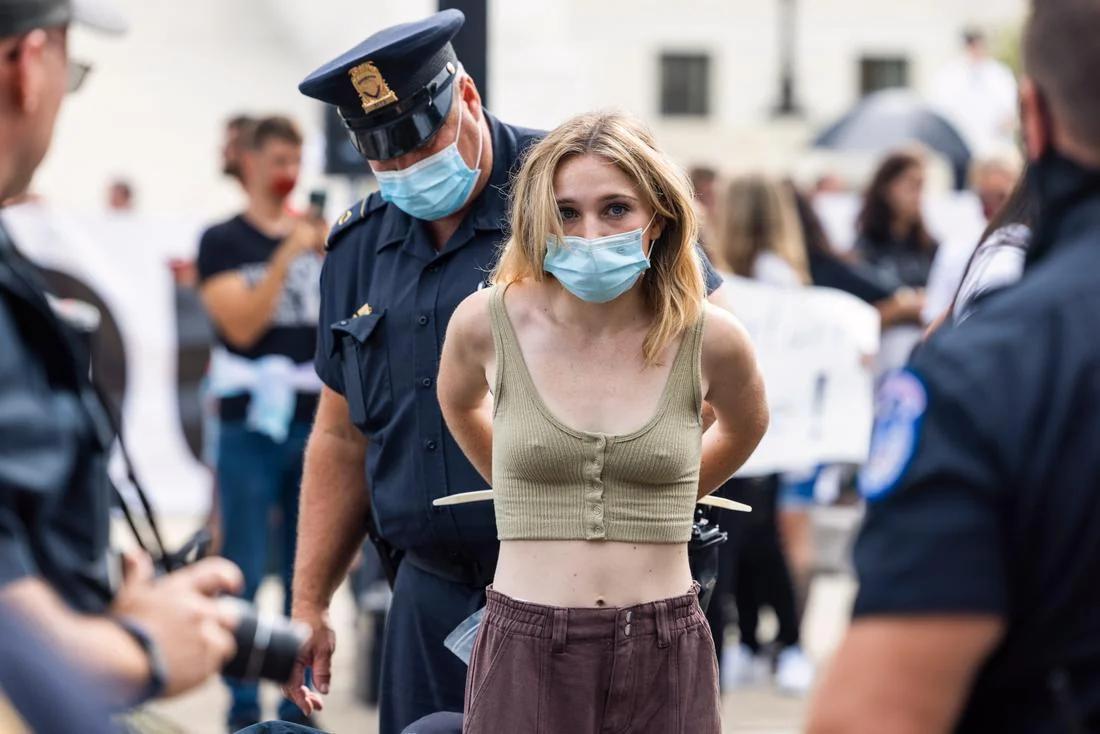 When she realize the cop is the one who have been sending rape threat's | Scrolller