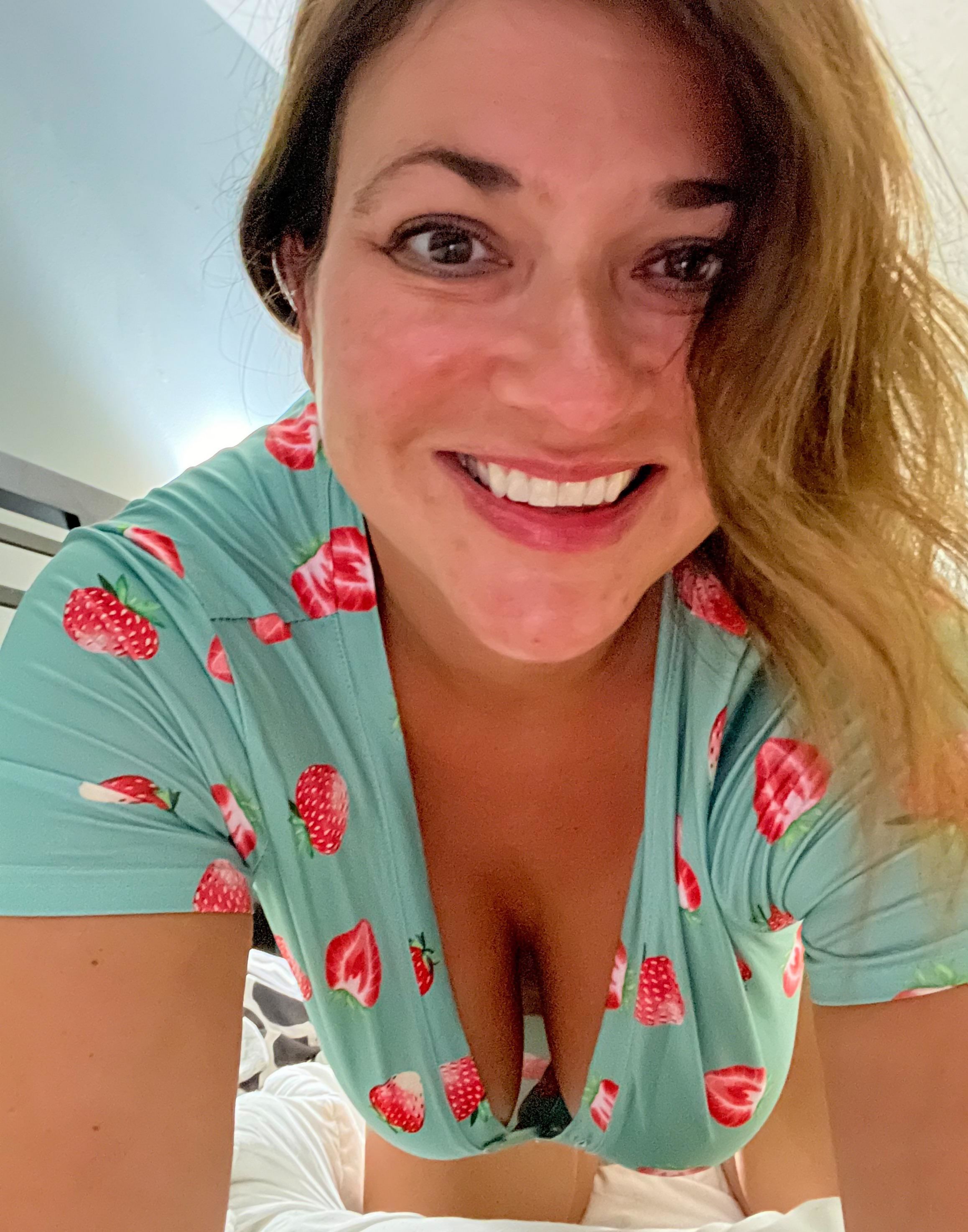 When she wants to tease you first thing in the morning | Scrolller