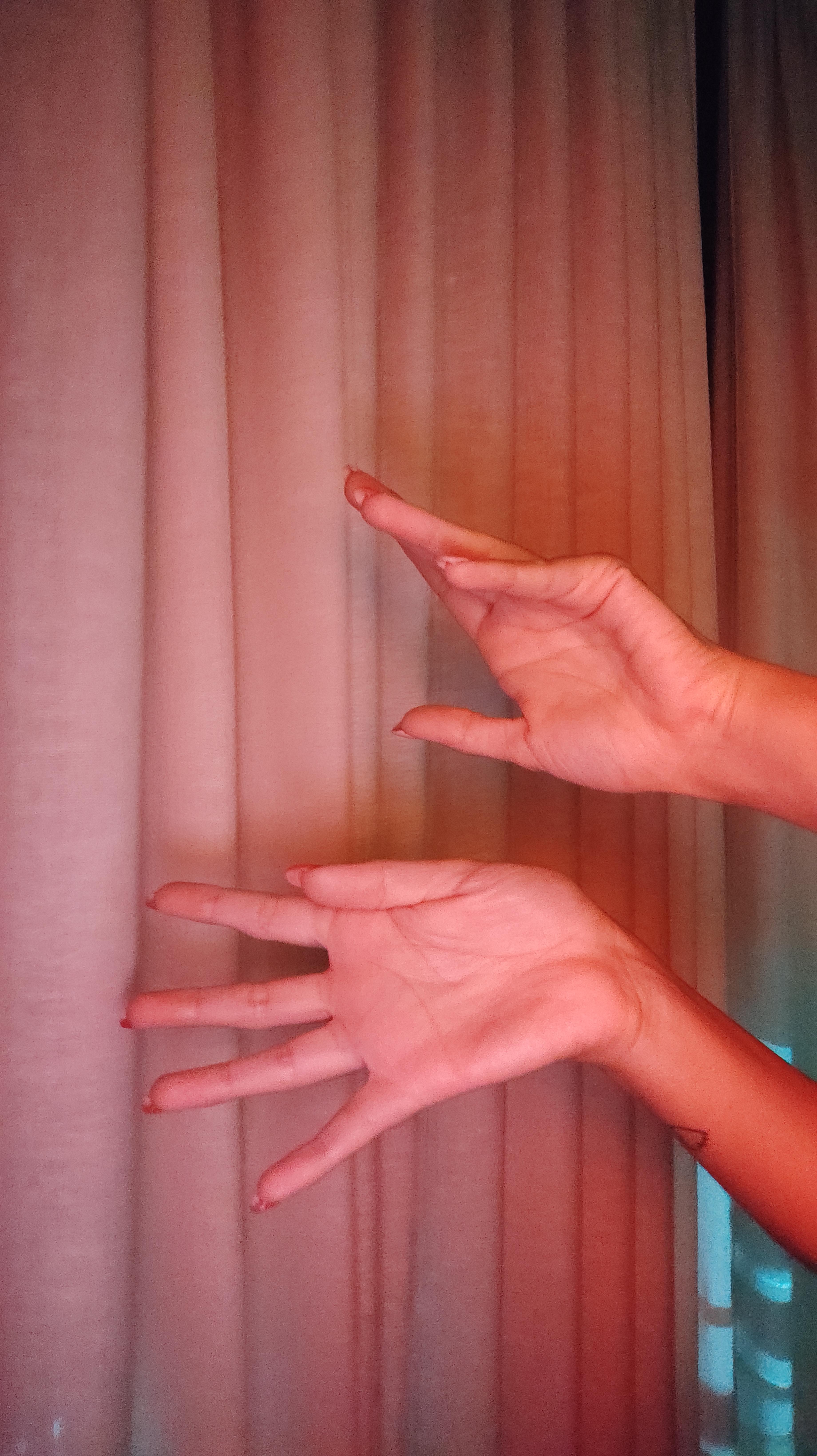 who here wants me to play with my hands?🙈 | Scrolller